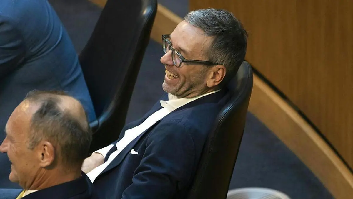 Neues vom Wahlkampf : FPÖ dominiert weiterhin die Umfragen